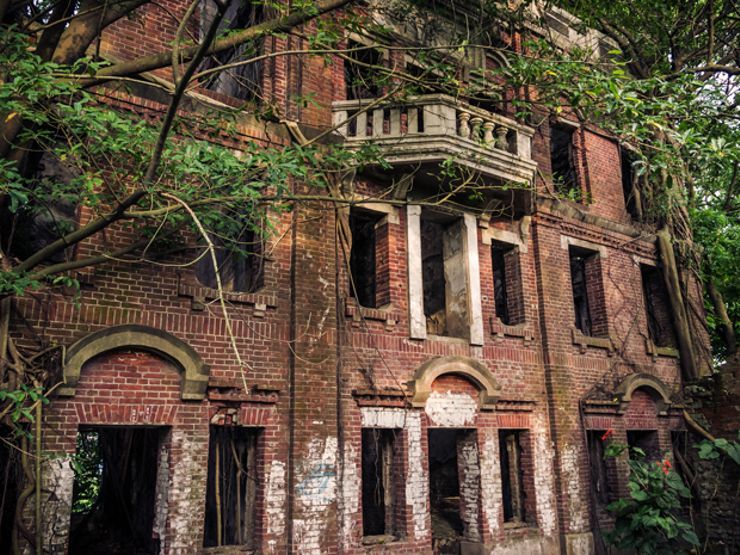Terrifying Abandoned Mansions from Around the World