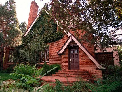 9 Ordinary Houses with Very Disturbing Backstories