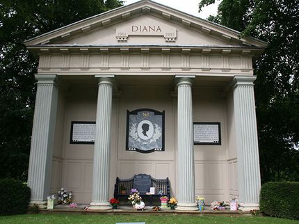 Top 9 Famous Graves to Visit Before You’re Buried
