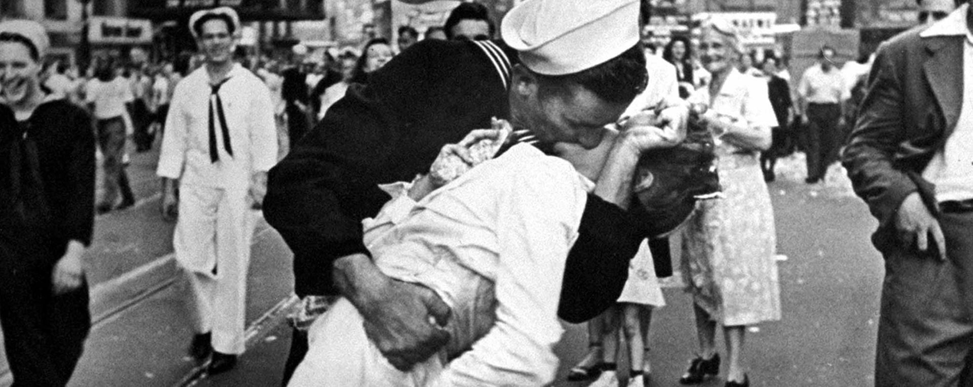 Love in the Midst of War: The Timeless Kiss That Defied All Odds – New ...